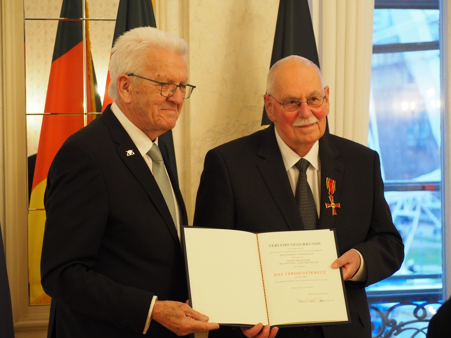 Stuttgart: Ministerpräsident Winfried Kretschmann ehrt 16 Bürgerinnen ...